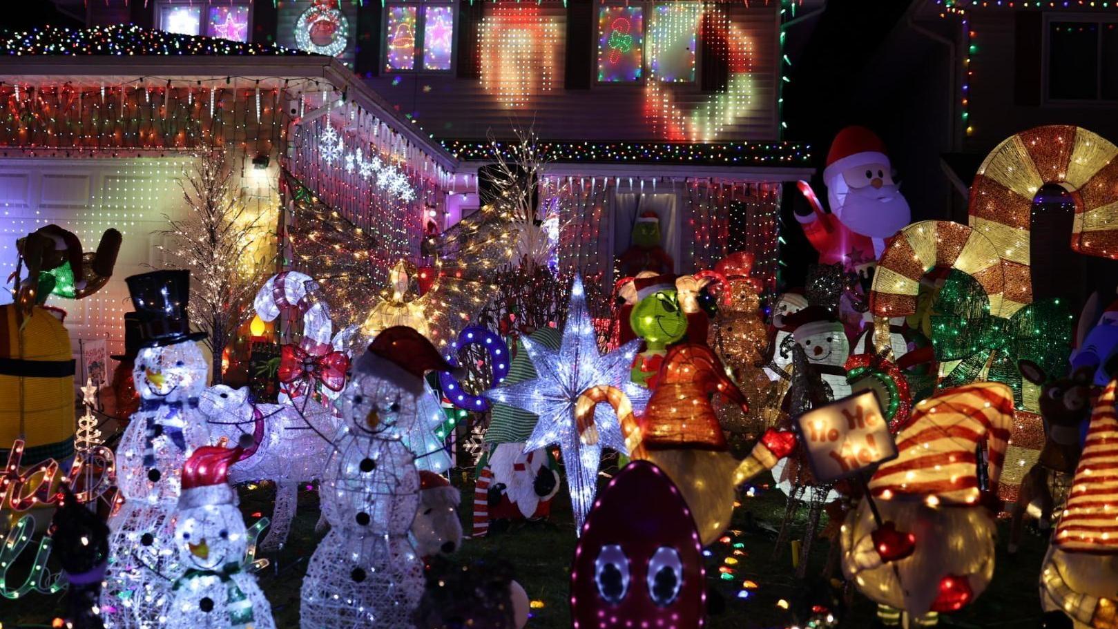 This London Home’s Epic Christmas Display Has Everyone Talking on ...